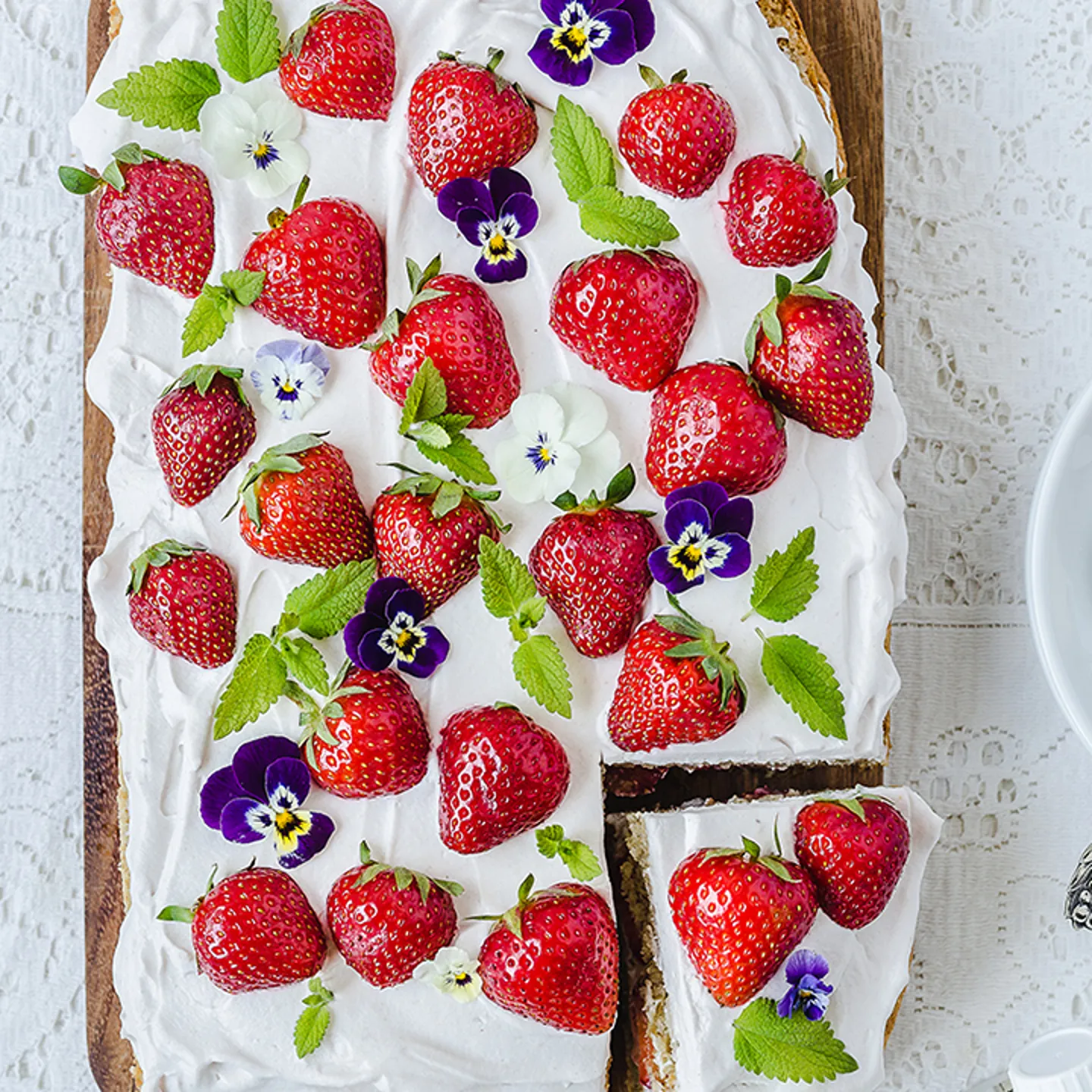 Maidoton mansikkatäytekakku