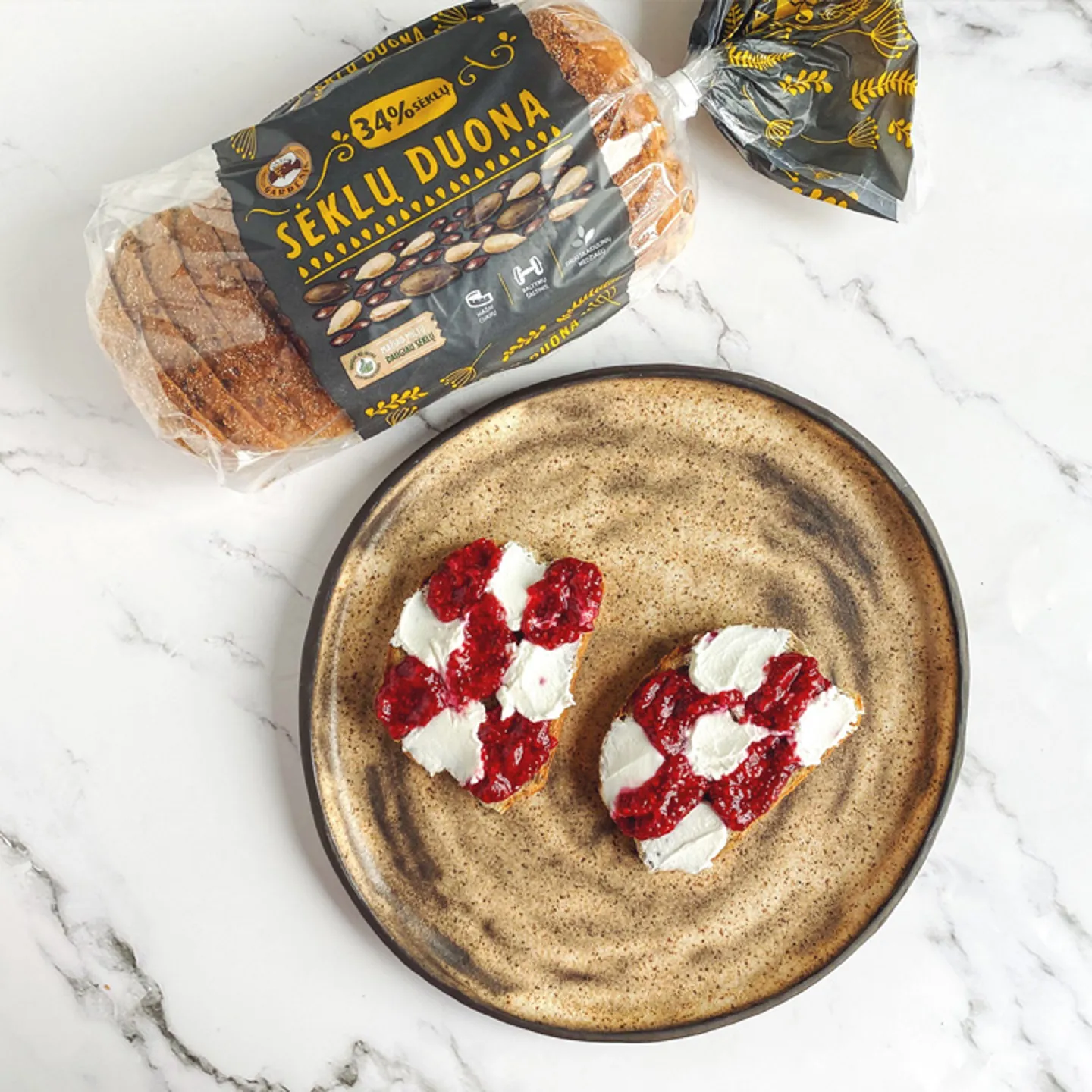 Sumuštinis su ožkos sūriu ir ispaninio šalavijo sėklų džemu